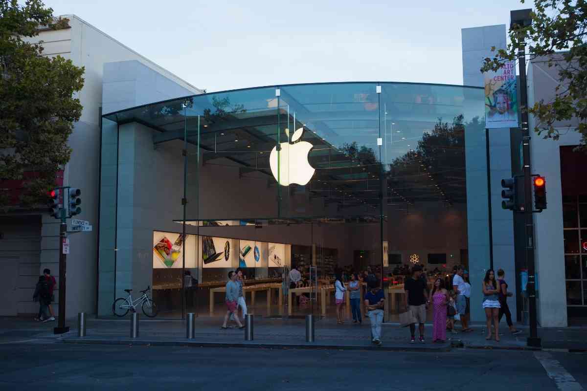 Does The Apple Store Take Cash? (Answered)