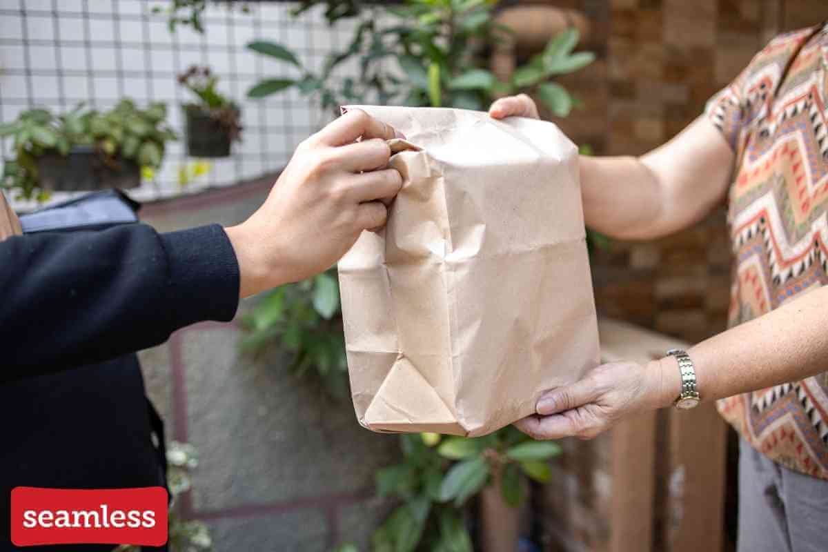 What Food Delivery App Takes Cash? (8 Reliable Options)